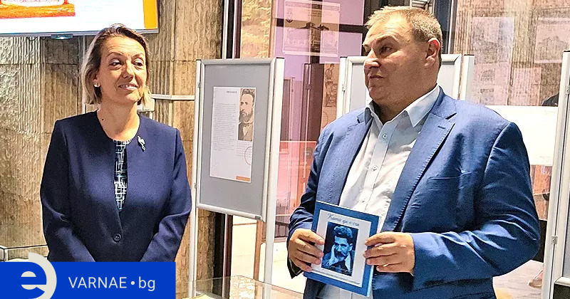 Евродепутатът Емил Радев дари книги на варненската библиотека в деня на ...