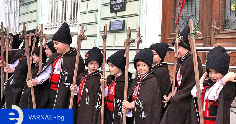 Малки коледари посетиха Областната управа във Варна